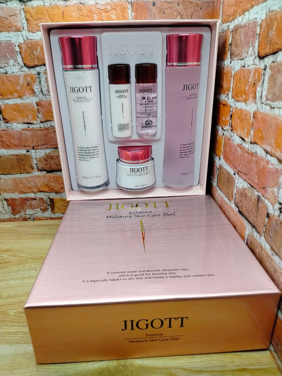 Jigott Набор Essence Moisture Skin Care 3SET: Восстанавливающая крем-эмульсия 50 гр + Увлажняющий тонер-эссенция 150+30 мл + Лосьон для лица кремовый увлажняющий 150+30 мл