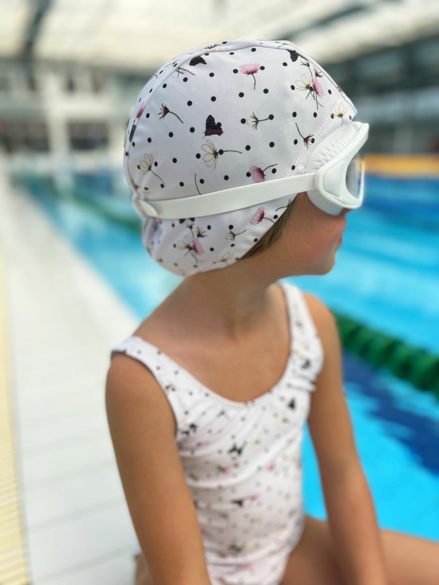 Шапочка детская для девочки, для бассейна и плавания от бренда CAPITANIA