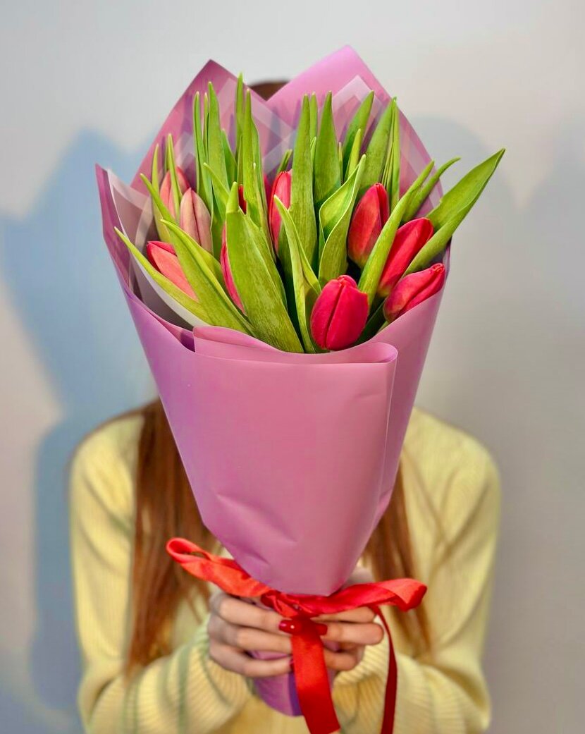 Монобукет из нежных голландских тюльпанов малинового цвета - лучший подарок на 8 марта