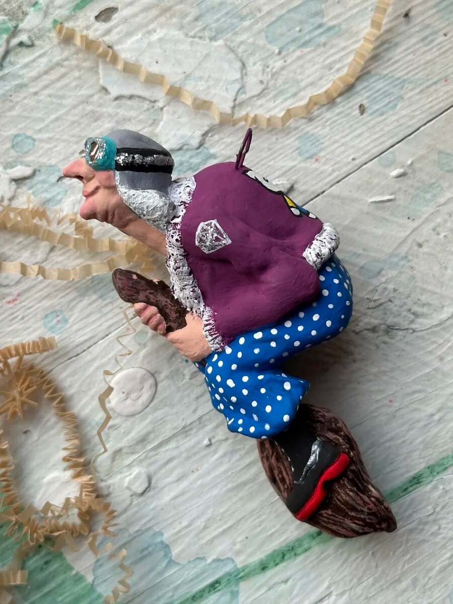 Елочная игрушка новогодняя Баба-Яга с котенком