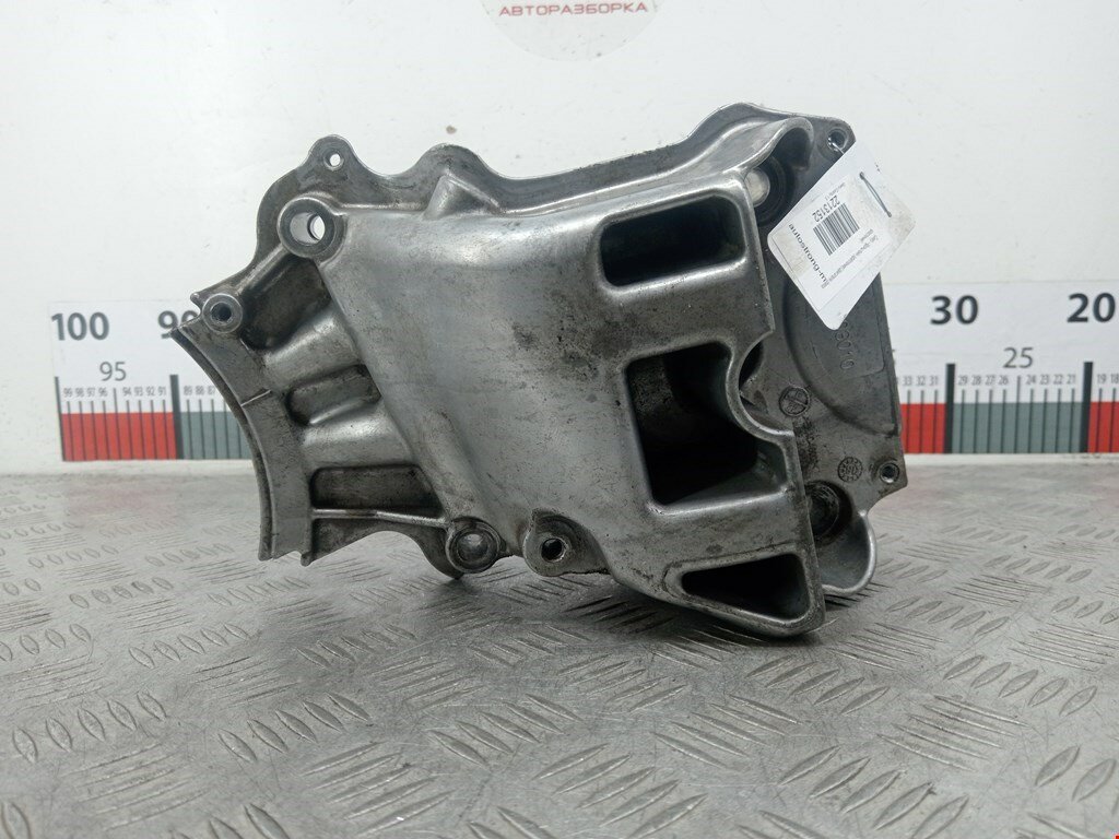 Кронштейн (крепление лапа) двигателя Geely Coolray 32203010 арт. 2213152