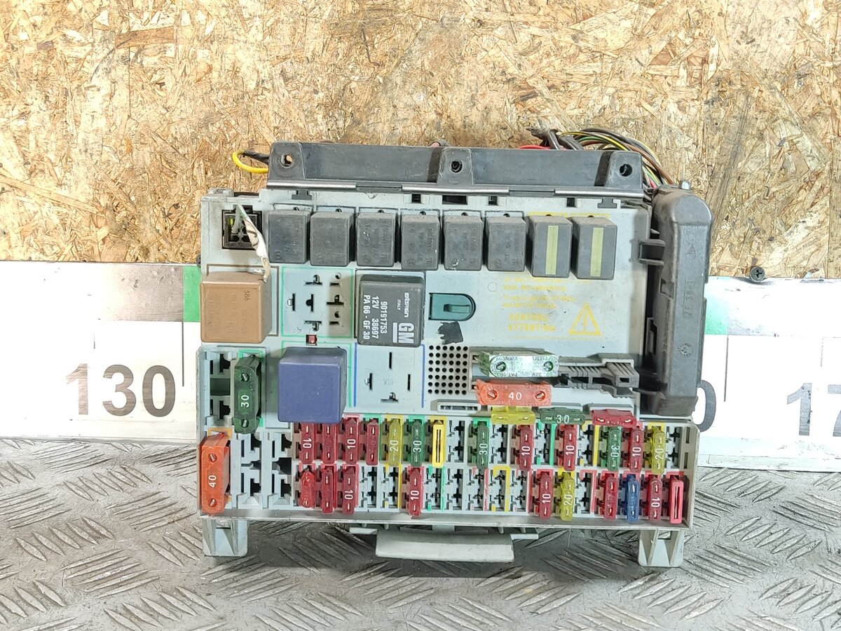 Блок предохранителей салонный OPEL Vectra B 1238061