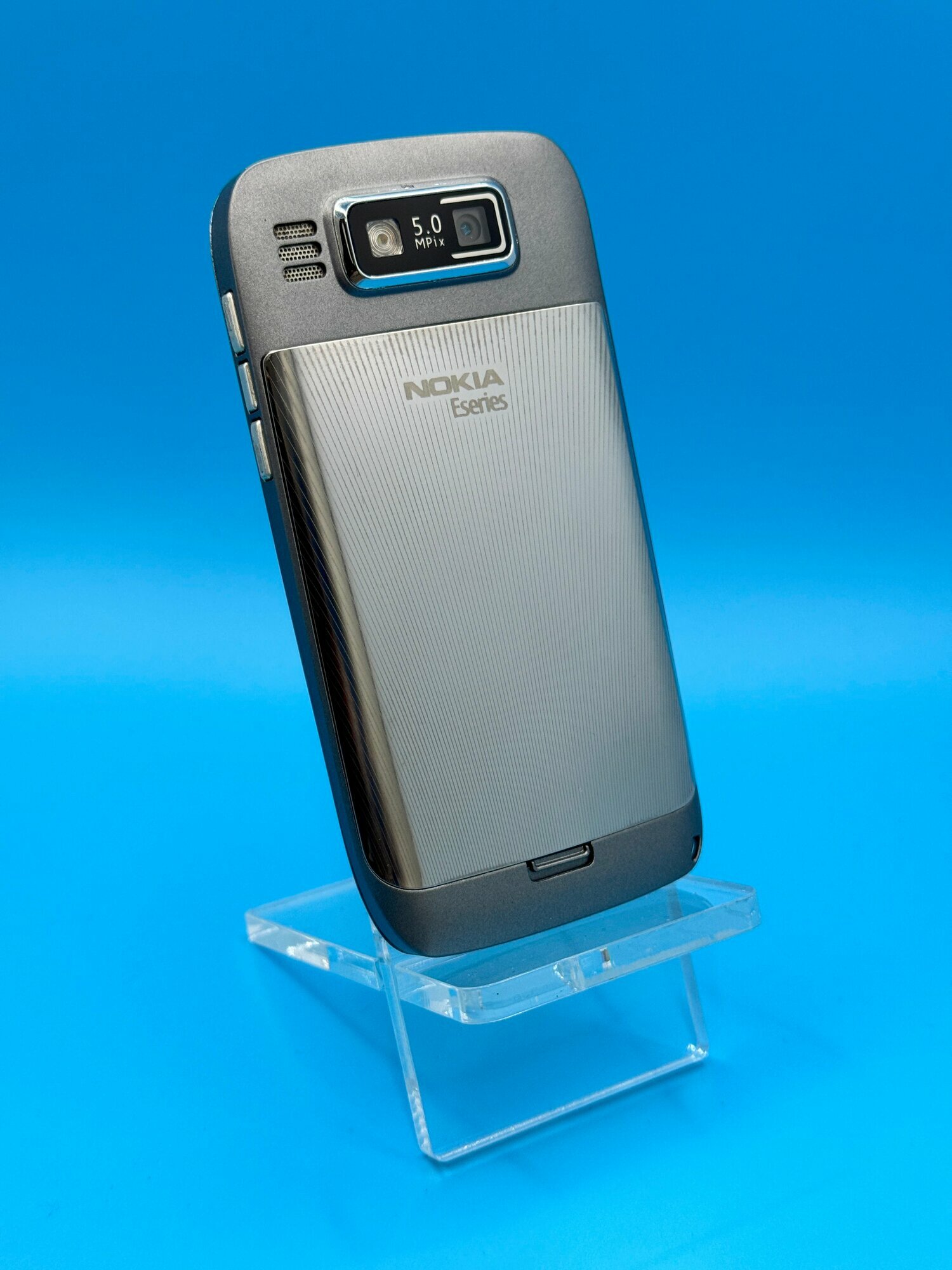 Мобильный телефон Nokia E72 — фото 1