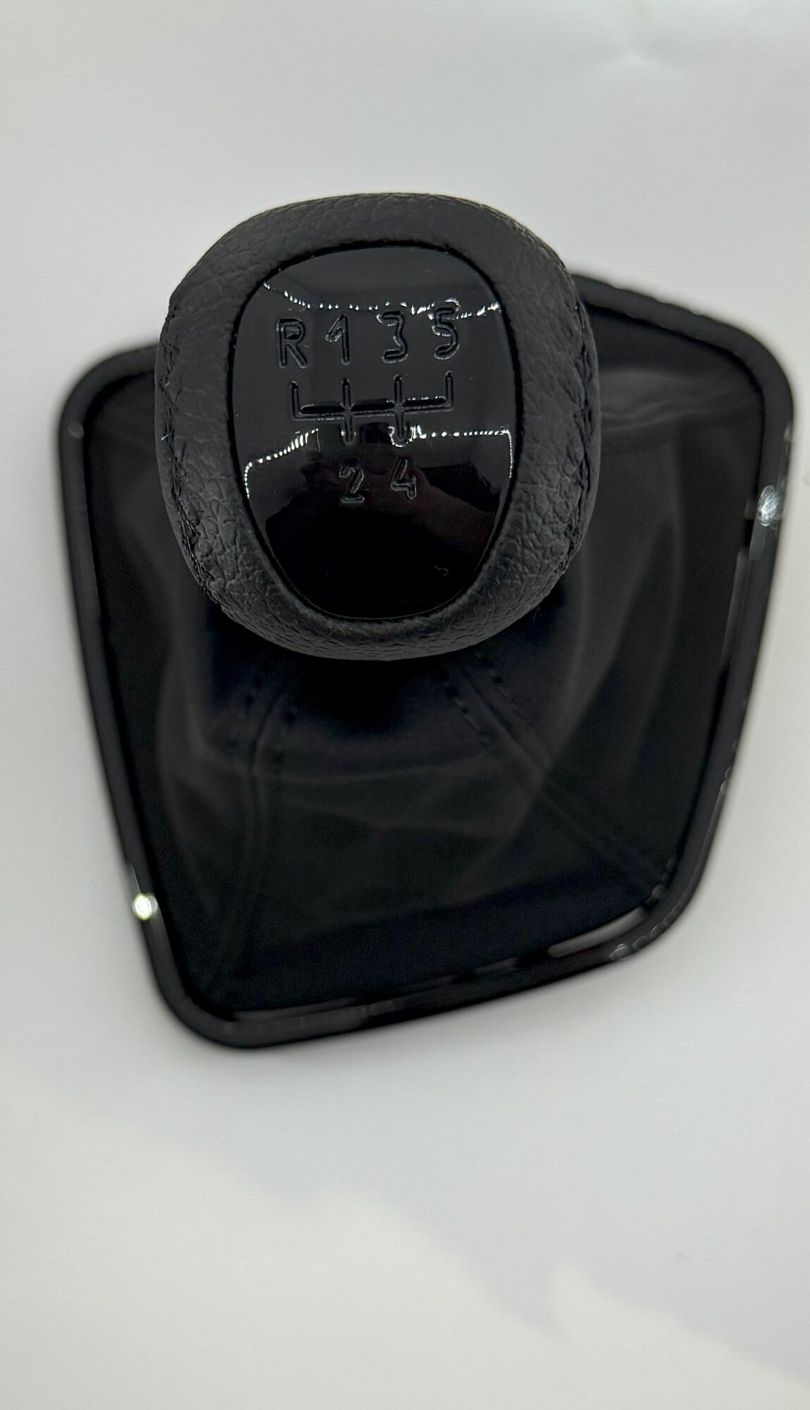 Ручка КПП с чехлом на Лада Приора 2 (Lada Priora 2) Приора кулисой, черная рамка , черный верх черная строчка