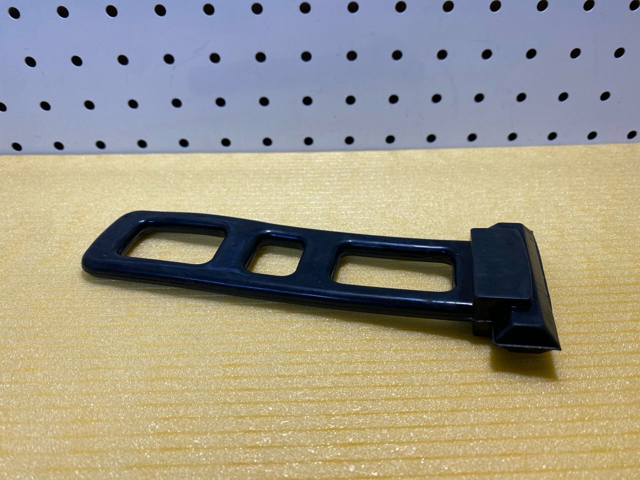 Крепеж, стяжка (резинка крепления брызговика) крыла SCANIA P R G 4 И 5 серии (скания)