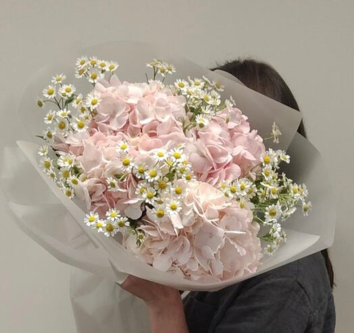 Букет «Летняя нежность» (розовые гортензии, кустовые ромашки)