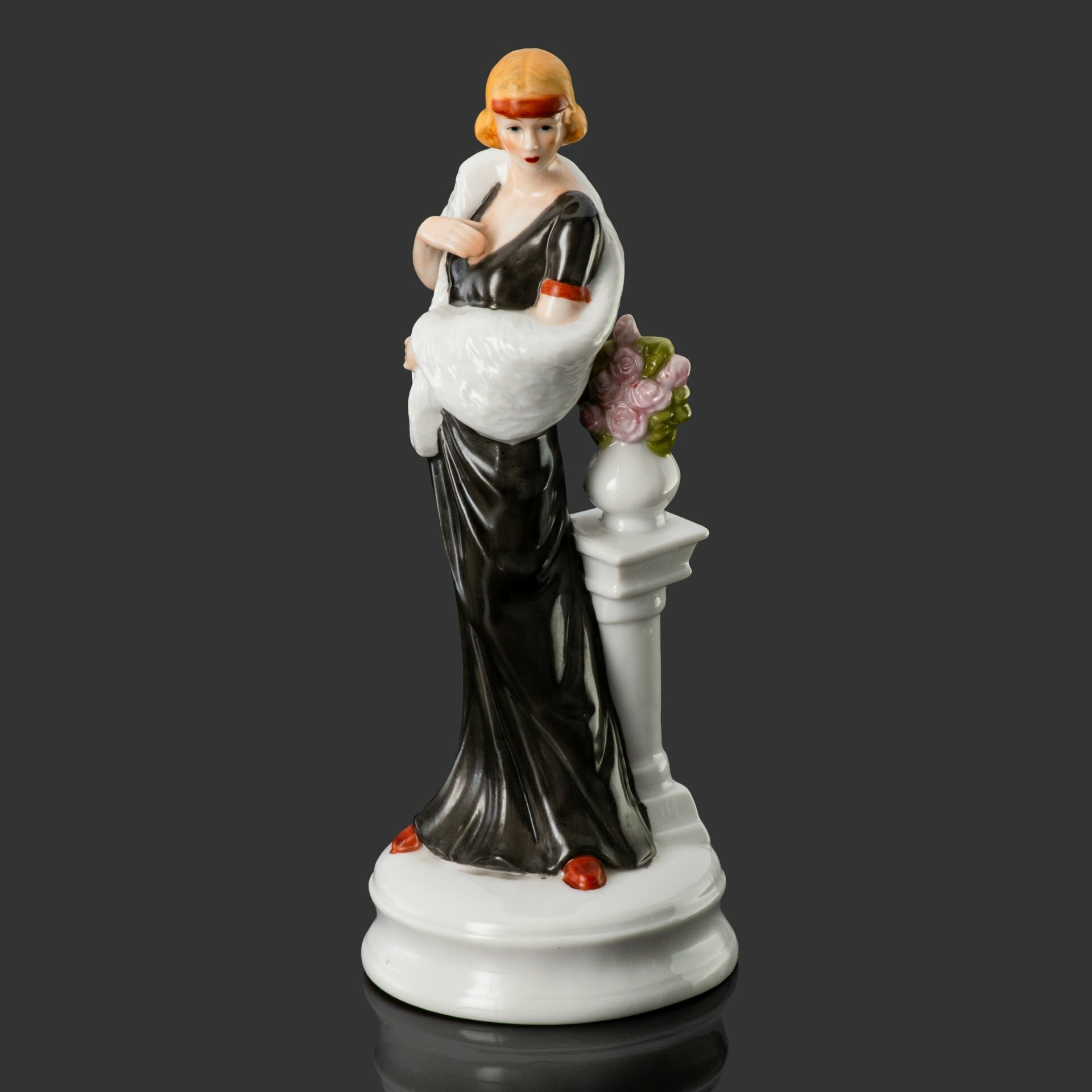 Статуэтка в стиле ар-деко "Дама в черном платье и белой меховой накидке", фарфор