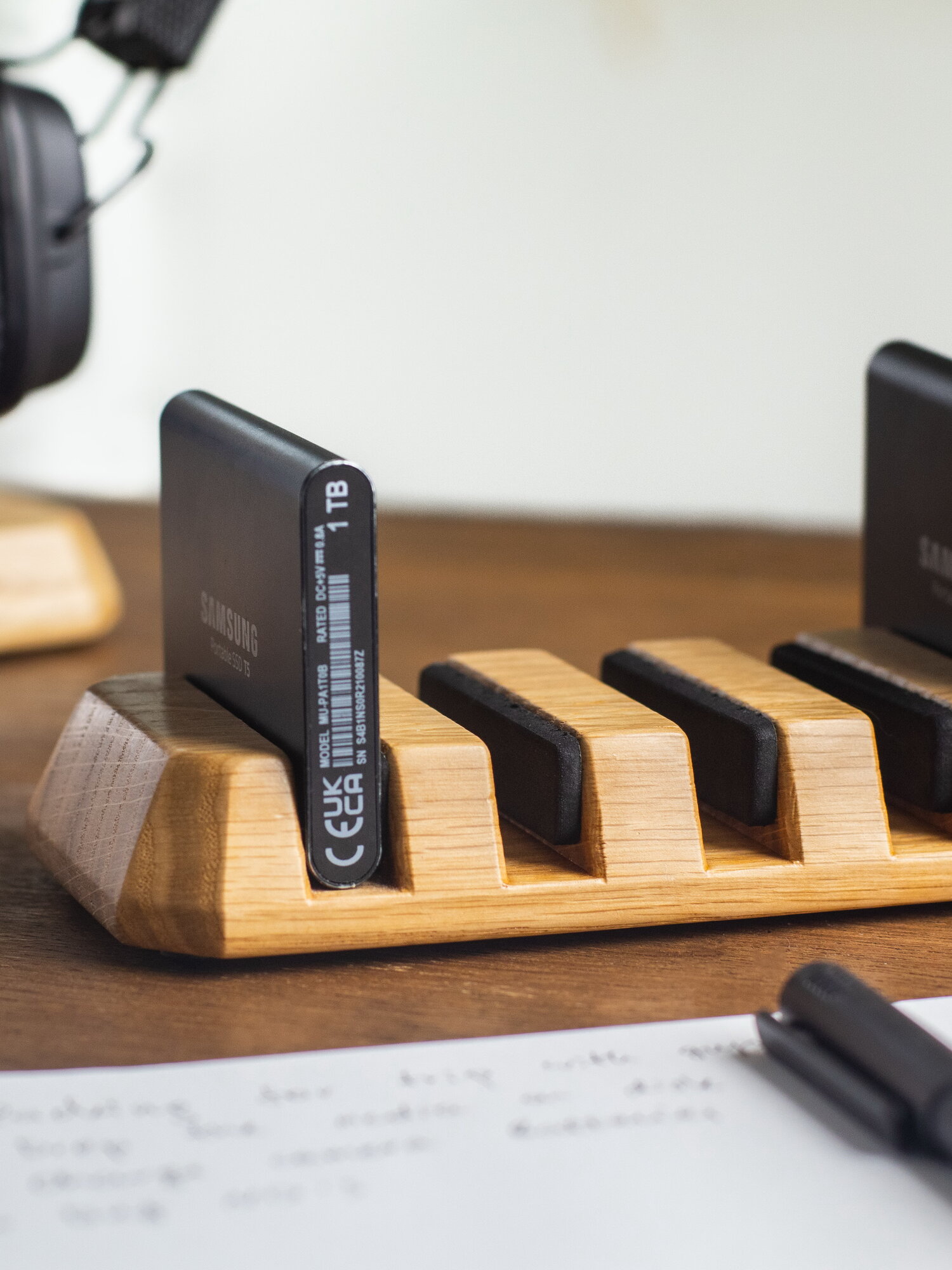 Подставка держатель 5 внешних накопителей SSD/HDD, слоты 18 мм, дуб