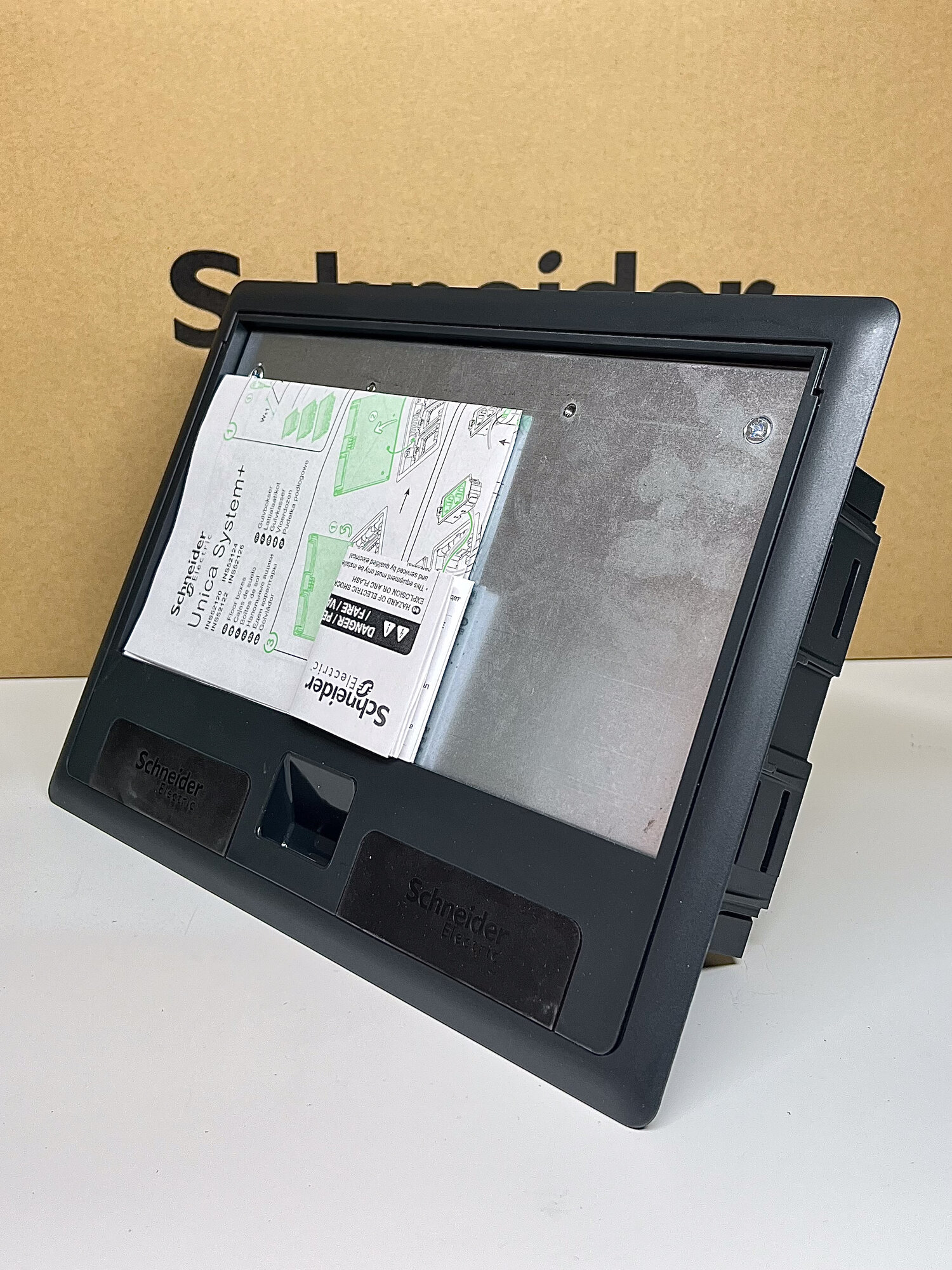 Schneider Electric US+ Люк пластиковый размер L на 8х45 (8 постов или 16 модулей) IP20 INS52124