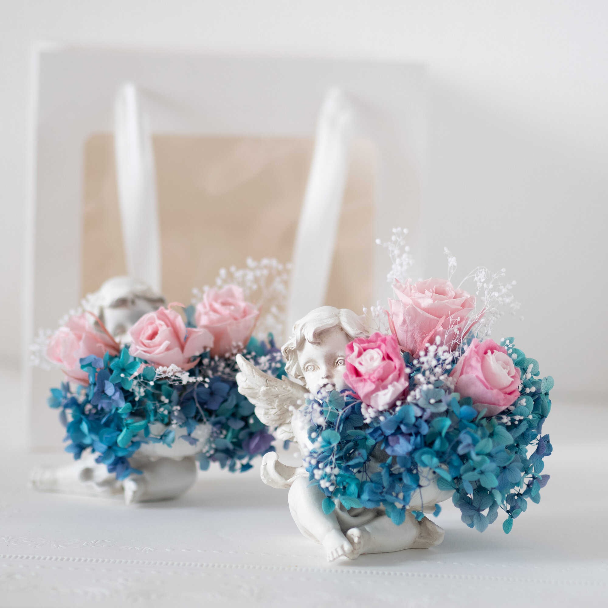 Интерьерная композиция подсвечники «Ангелы с цветами» декорированные стабилизированными цветами, пара