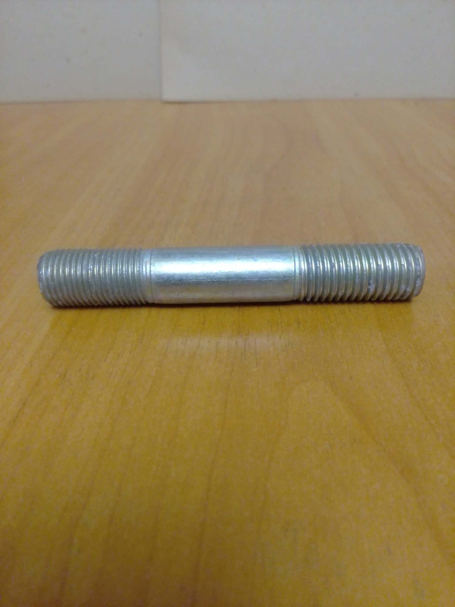 Шпилька М16х1,5х68 для автомобилей (раздатки ГАЗ-3302 и др.).33027-1801126. Красная Этна