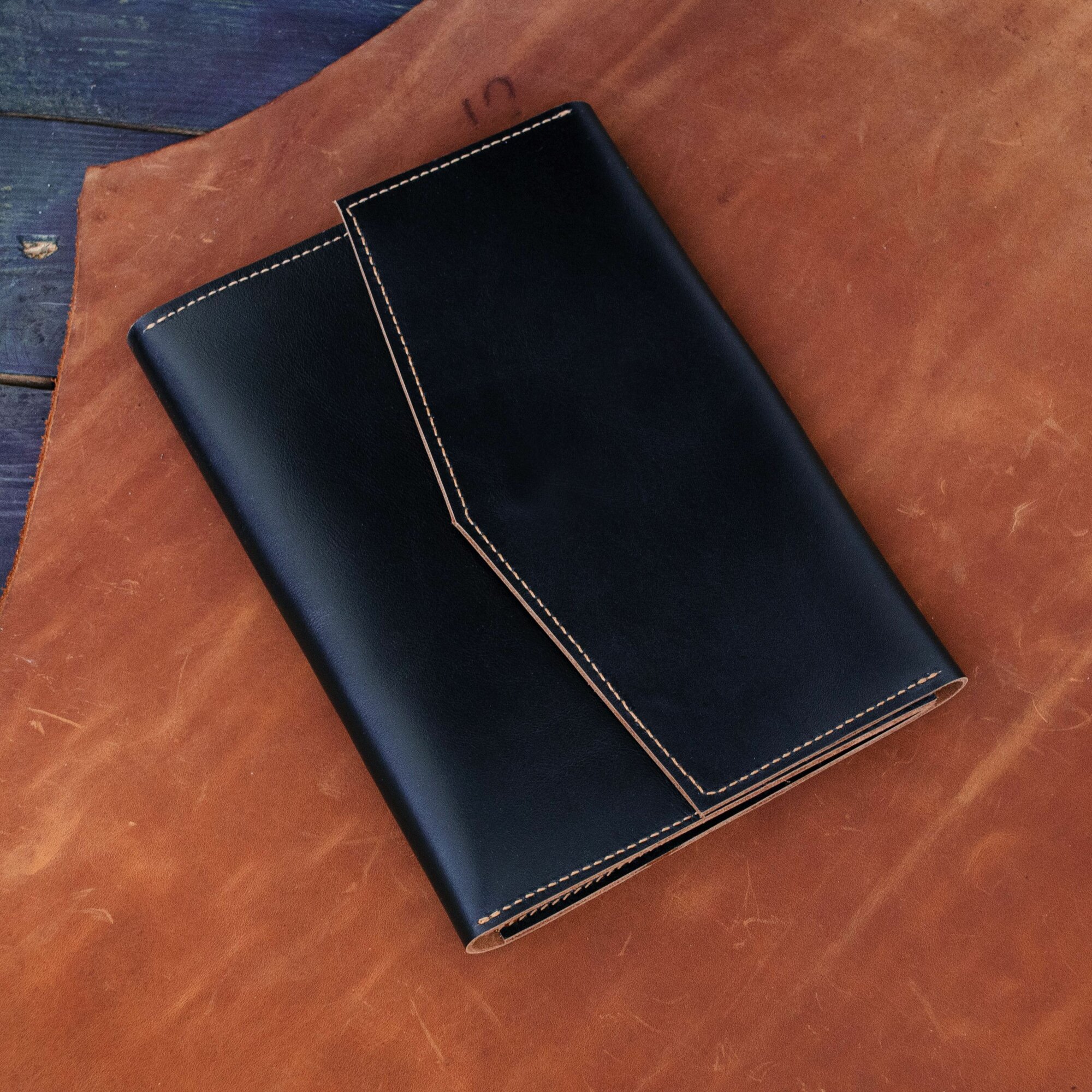 Кожаный блокнот в точку формата А5 со сменным блоком. Черный. С карманами