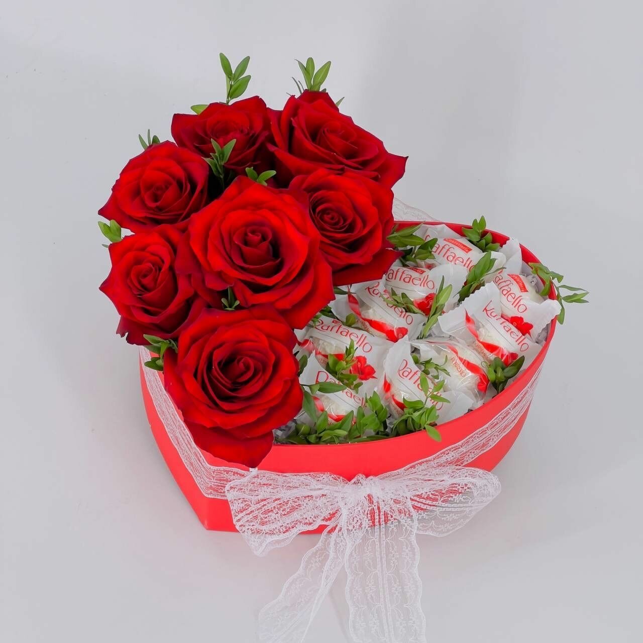 Розы красные в коробке сердце с конфетами Раффаэлло. Подарок любимой девушке на 14 февраля и 8 марта
