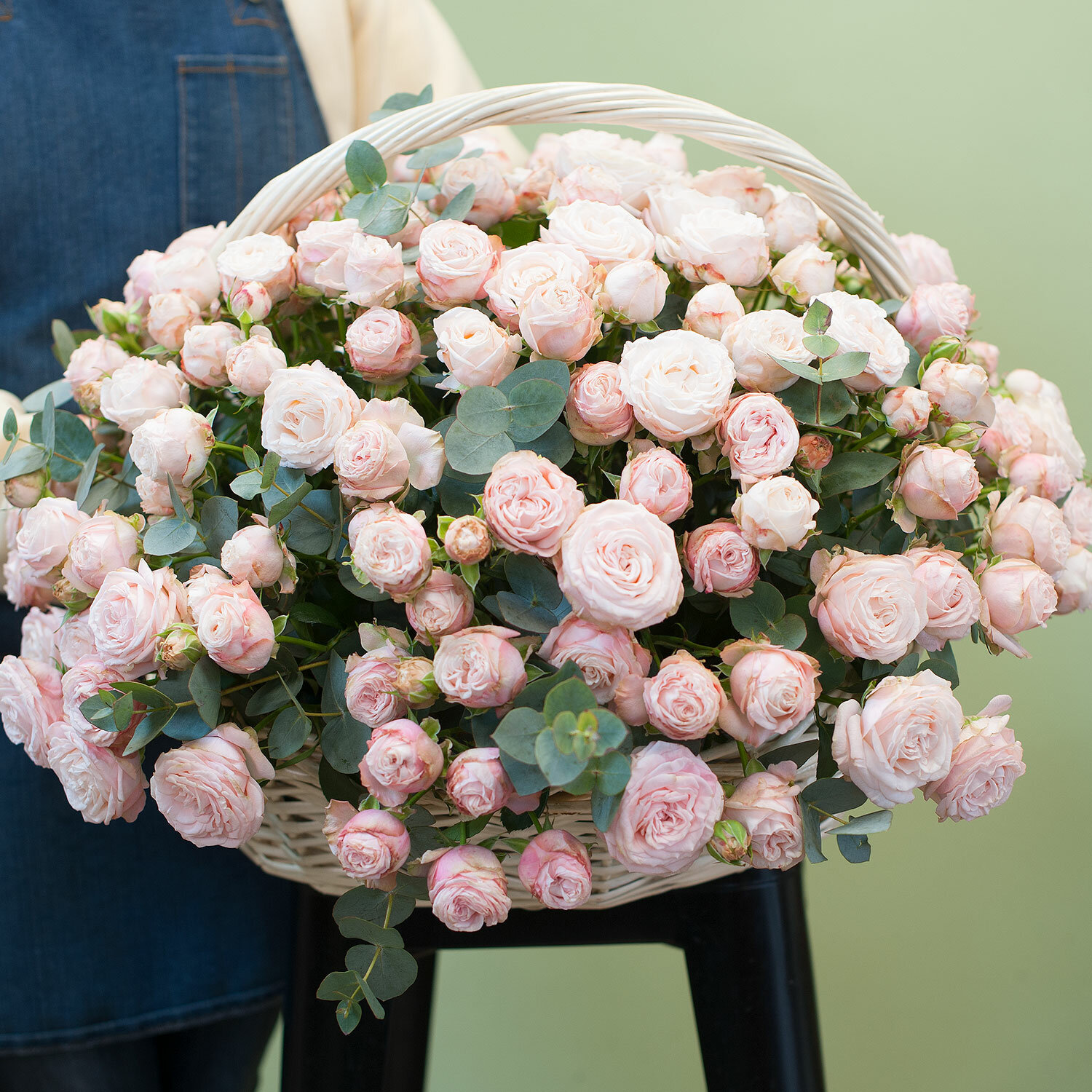 Корзина с цветами Charlotte "Суфле", роза пионовидная, 45 цветов, XL, розовая