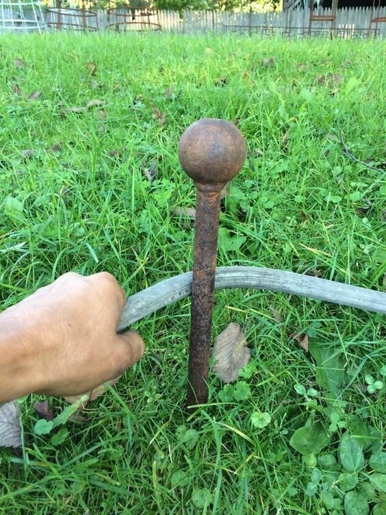 Металлический ограничитель для шланга , защита цветов и кустов без покраски