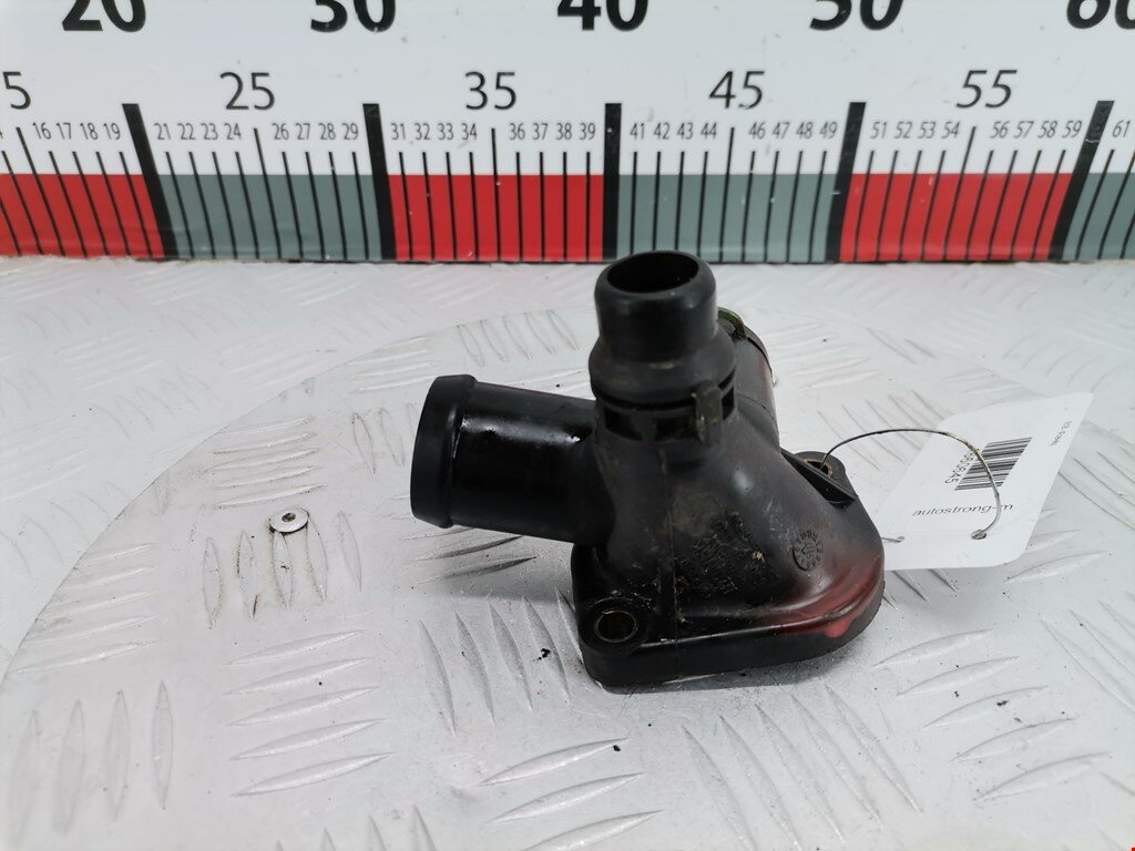 Фланец (штуцер системы охлаждения тройник) Volkswagen Passat 5 050121132B арт. 1660645