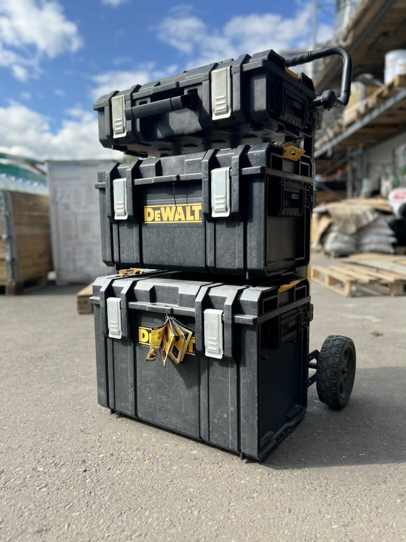Ящик для электроинструмента DeWALT 1-70-349, 82,5 л, черный, на колесах