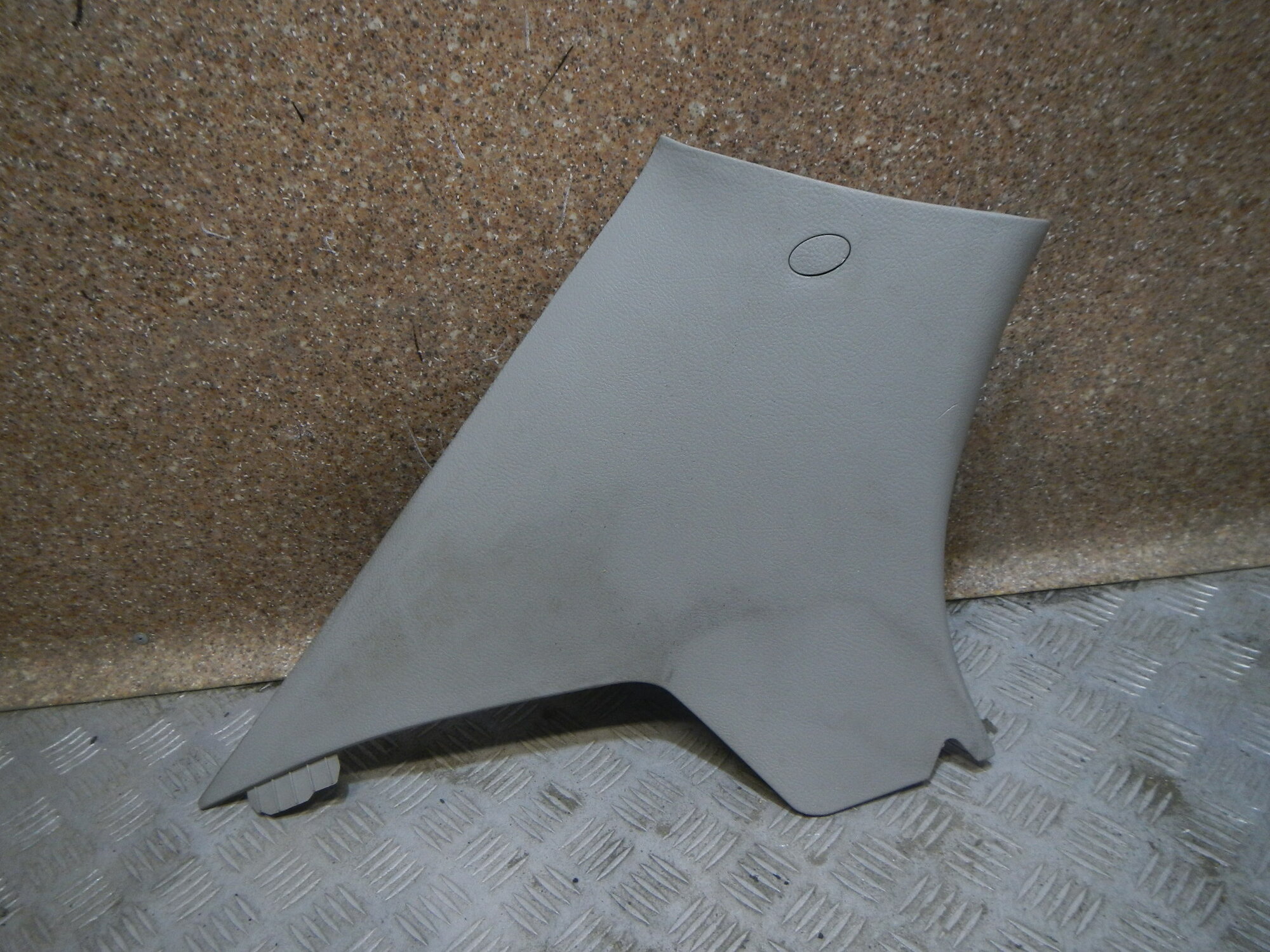 Б/У Обшивка стойки задней левой, KIA (Киа)-CERATO (04-08) KIA CERATO (04-08) седан Царапины. 506378 Hyundai-KIA арт. 8585...