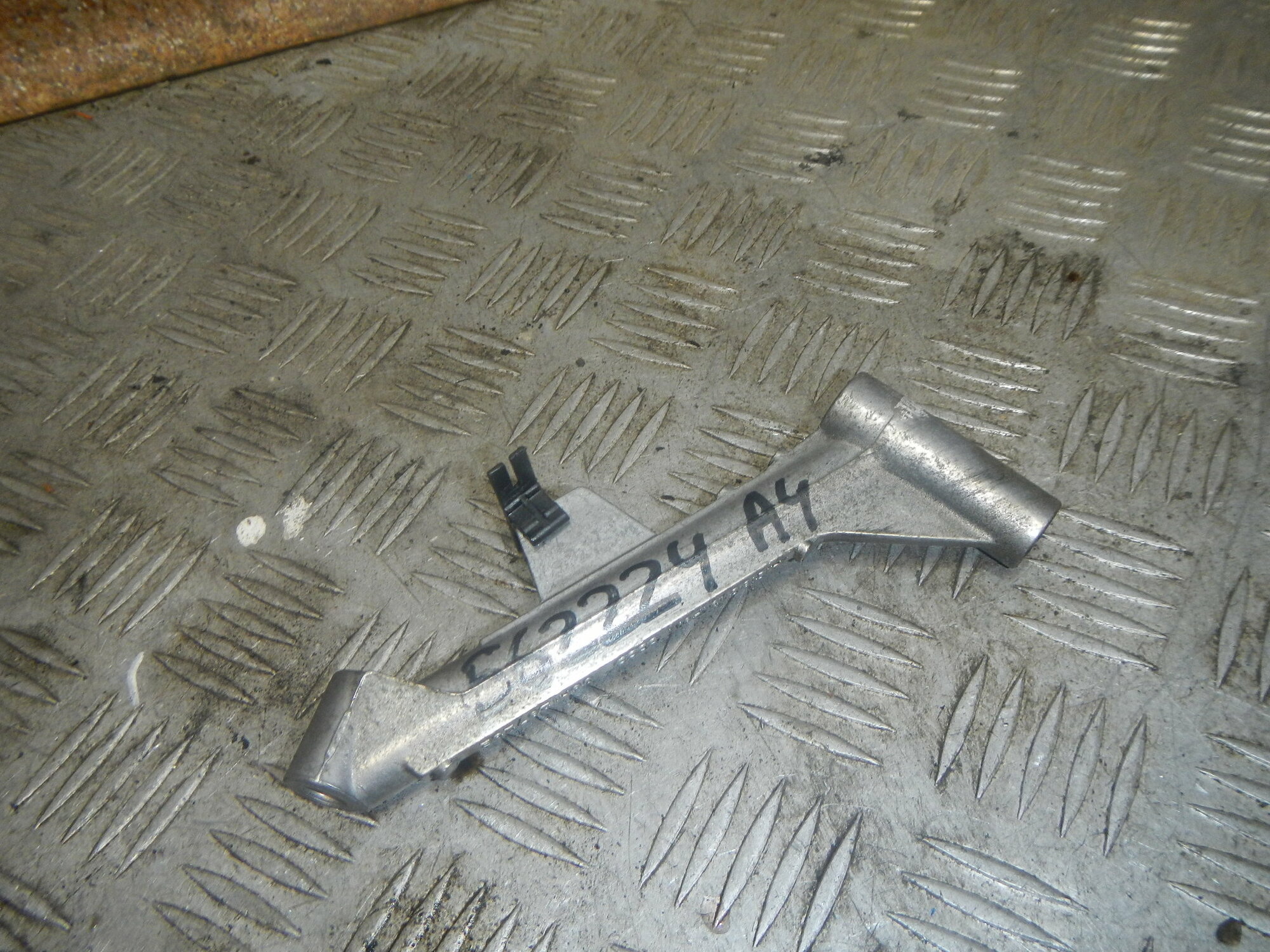 Б/У Кронштейн (сопут.товар), Audi (Ауди)-A4 (B8) (07-15) AUDI A4 (B8) (07-15) впускного коллектора, 2.0 CDN Turbo Без вид...