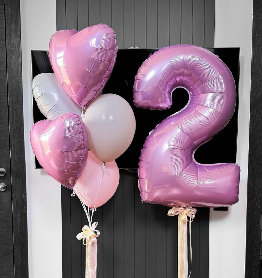 Шарик-цифра и фонтан с тремя розовыми сердечками