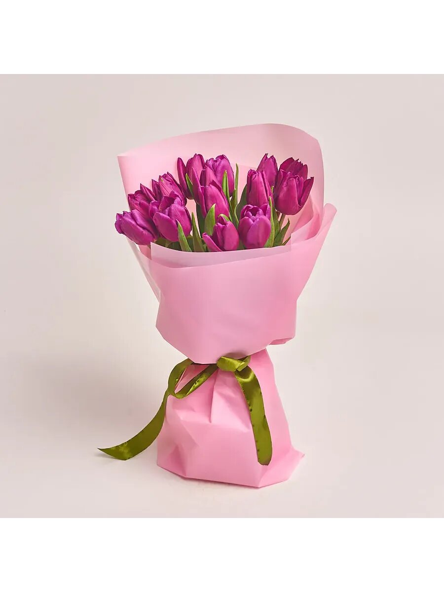 Букет 15 фиолетовых тюльпанов в розовой пленке