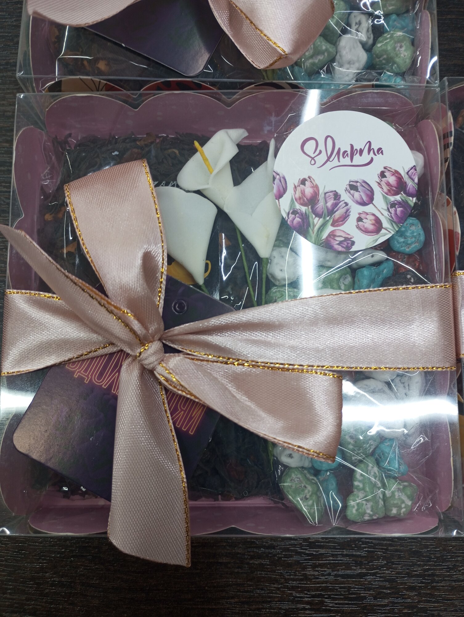 Подарочный набор Семейное чаепитие "8 Марта", чай, сладости, картонная упаковка