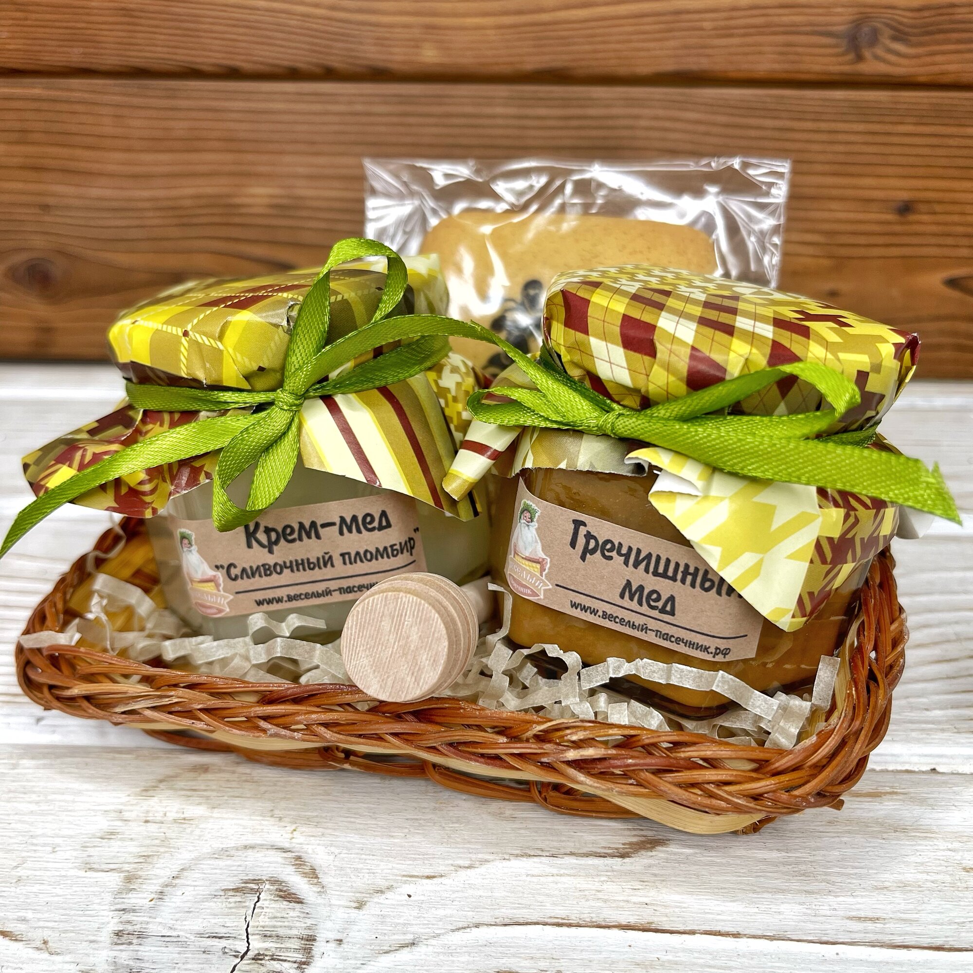 Подарочная корзина "Золотой Байкер" от Zakazpodarka24, печенье, мед, крем-мед, декор