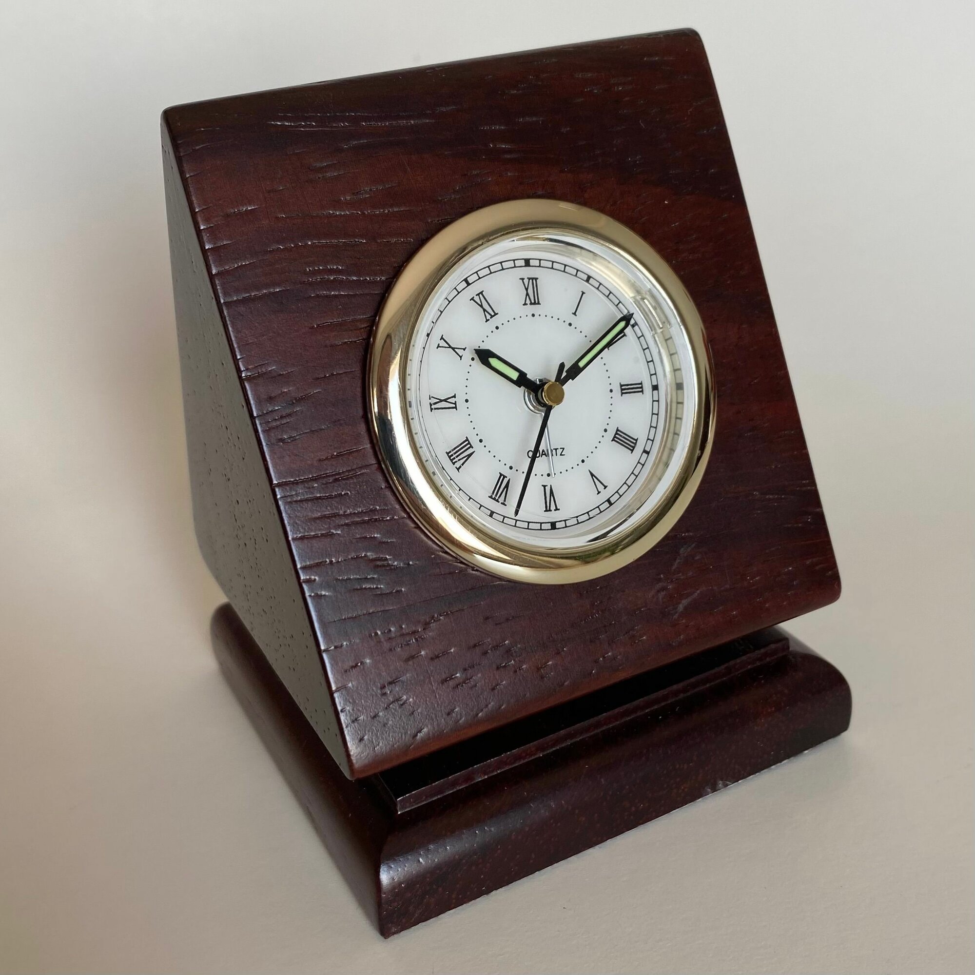 Часы настольные из красного дерева падук, каминные часы в виде призмы повортные на подшипнике