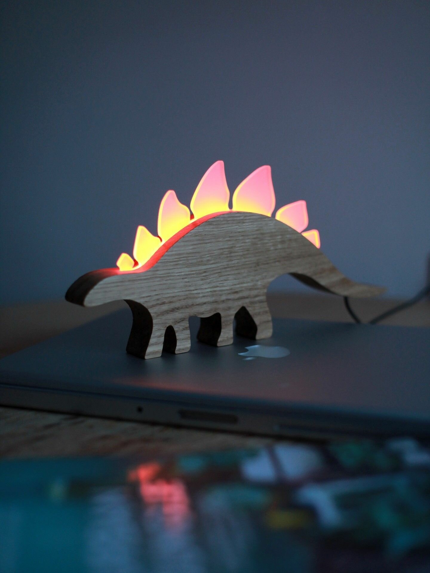 Дизайнерский светильник ночник из цельного дерева Динозаврик