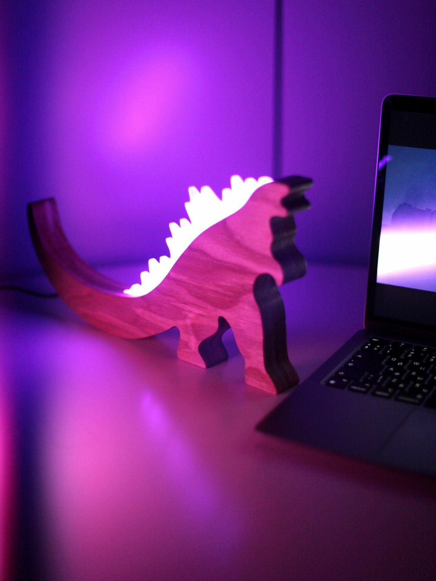 Дизайнерский светильник-ночник из дерева Годзилла