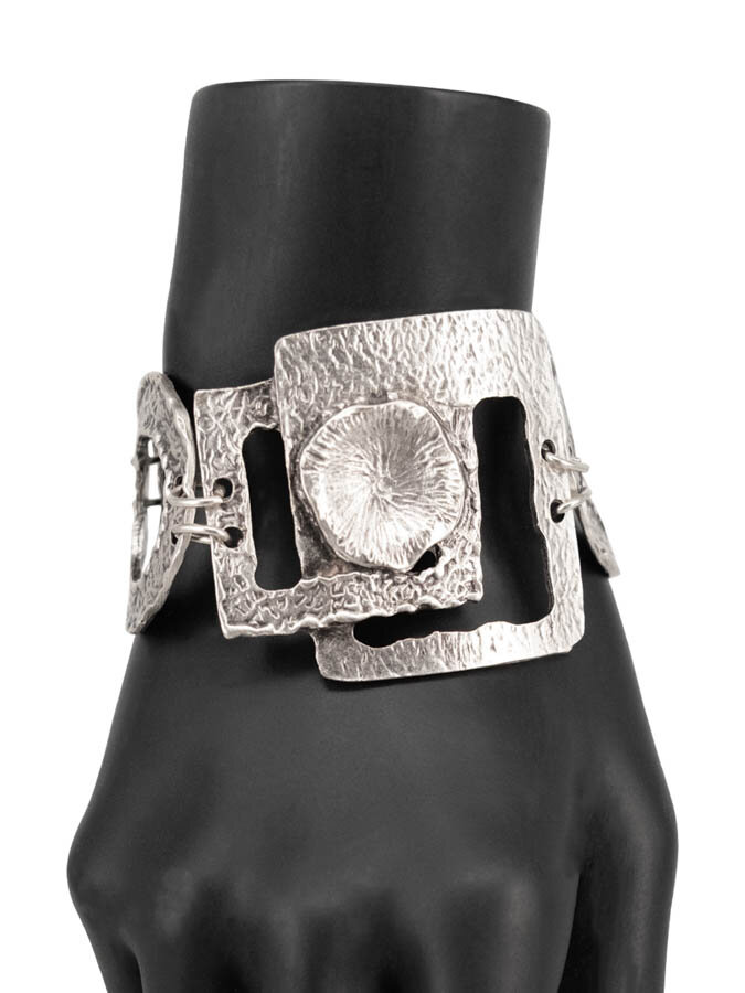 Жесткий браслет