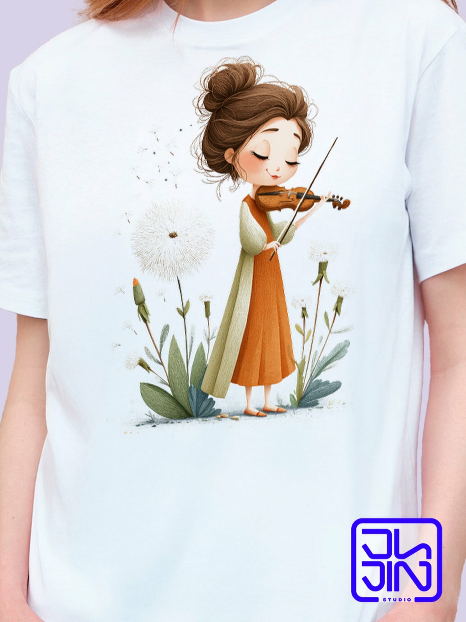 Футболка классическая женская с авторским принтом Веселая девочка в оранжевом платье с белой скрипкой среди цветочных трав, белый хлопковый трикотаж с прикольным рисунком на груди