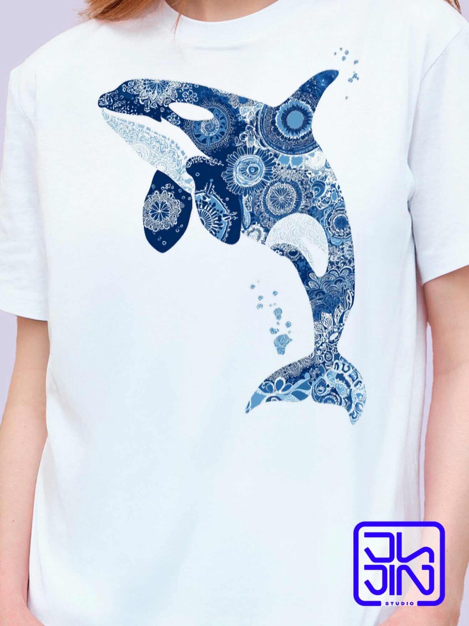Футболка классическая женская с авторским принтом Этническая темно-синяя косатка с китом, оригинальный синий орнамент океана, белый хлопковый трикотаж с прикольным рисунком на груди