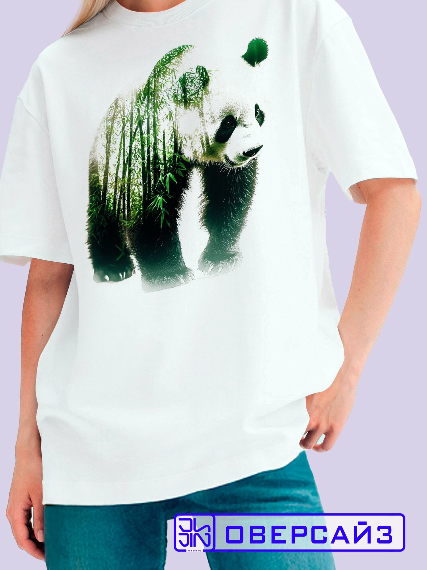 Футболка оверсайз женская с принтом Панда черно-белая, оригинальная и необычная в зеленом бамбуковом лесу, белый хлопковый трикотаж с прикольным рисунком на груди