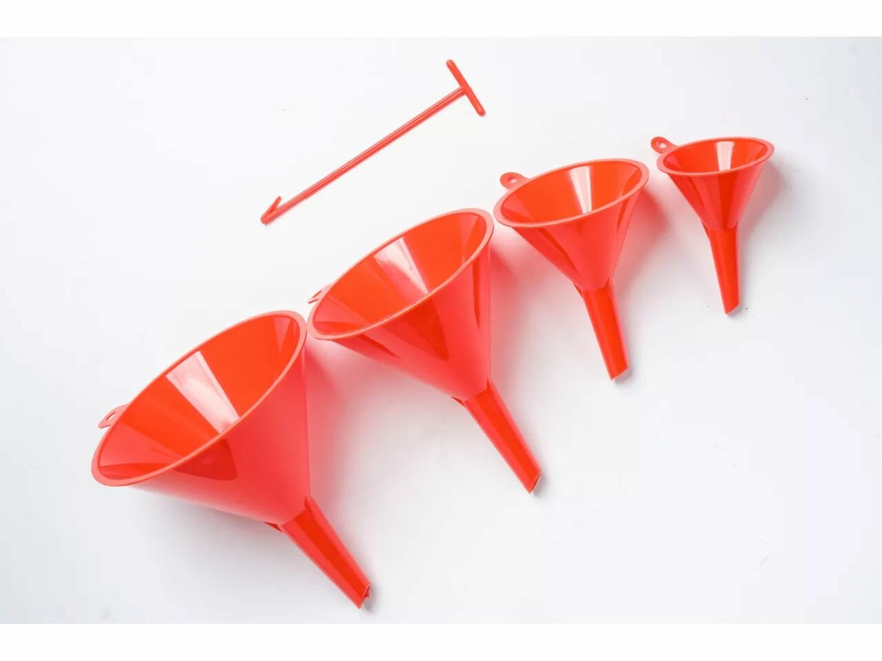 Воронка пластиковая автомобильная ALMEGA универсальная, набор 4шт.(диам:12, 9.5, 7.5, 5.5см), красные