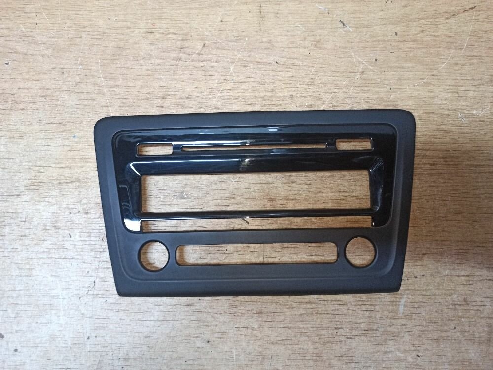 Рамка накладка магнитолы Skoda Rapid 5JA035212