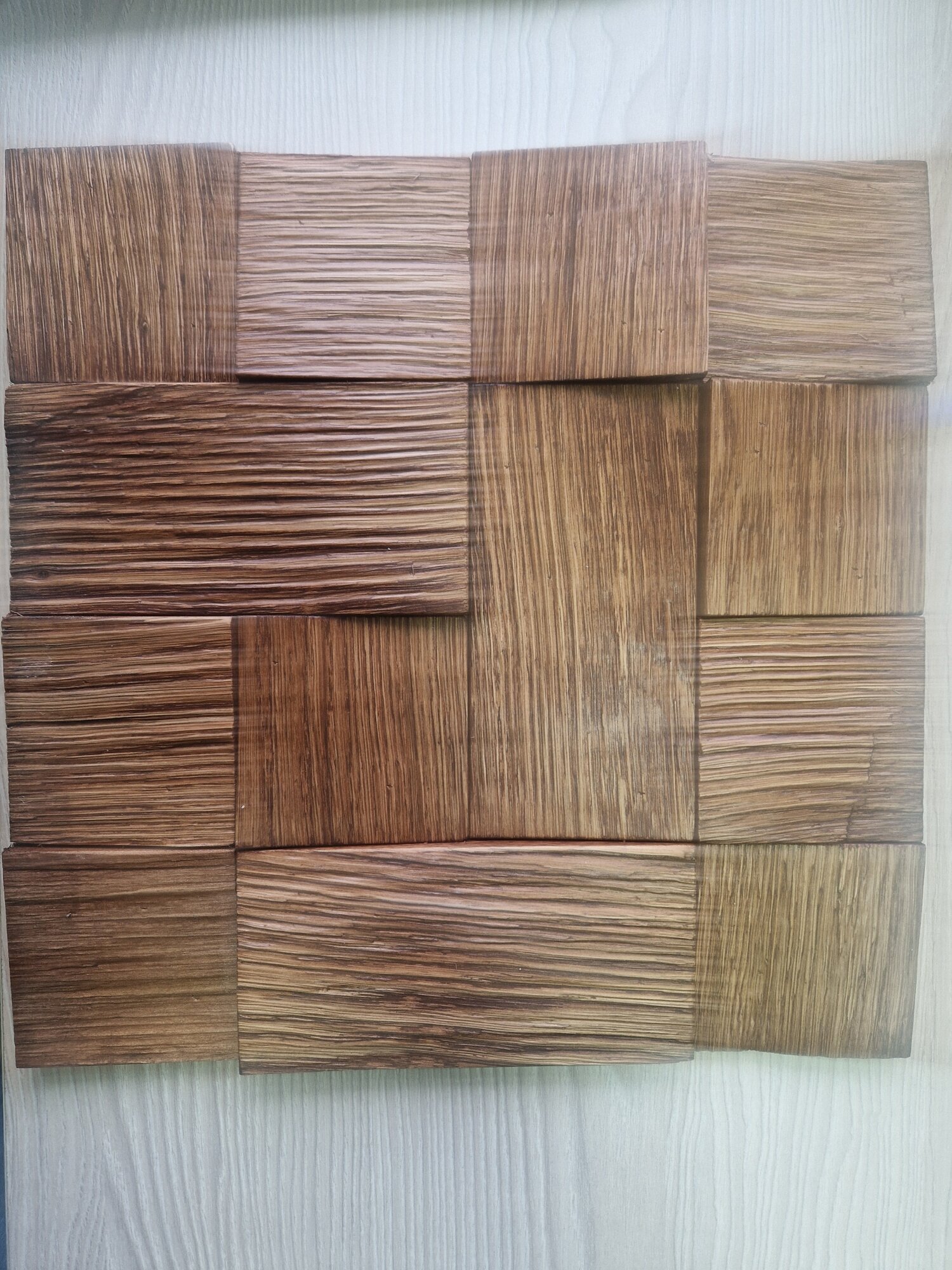 Декоративное панно из массива дуба 28х28 см. Дуб колотый, цвет «Каштан».