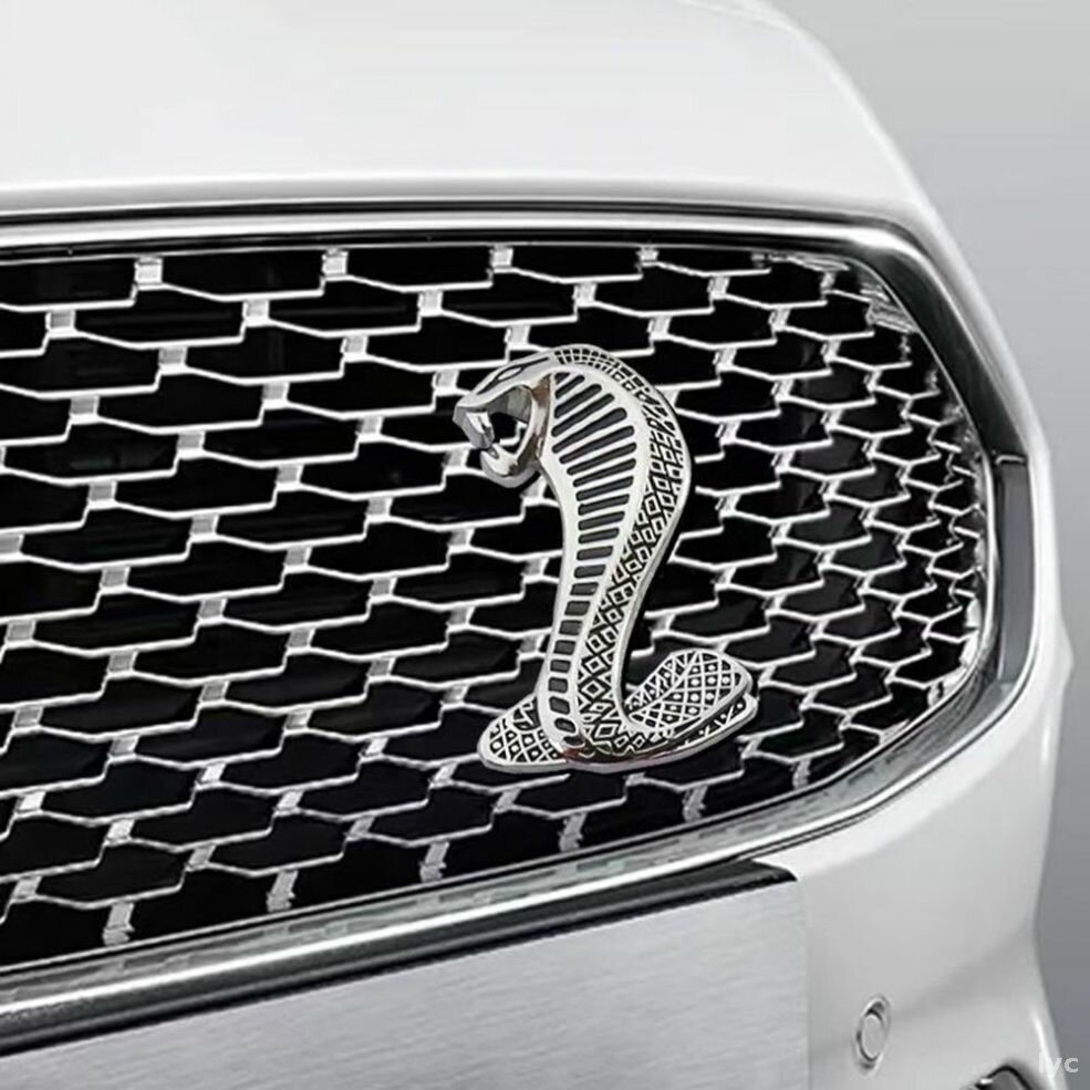 Эксклюзивный металлический значок Cobra для радиаторной решетки Ford Mustang, созданный для стильного оформления автомобиля