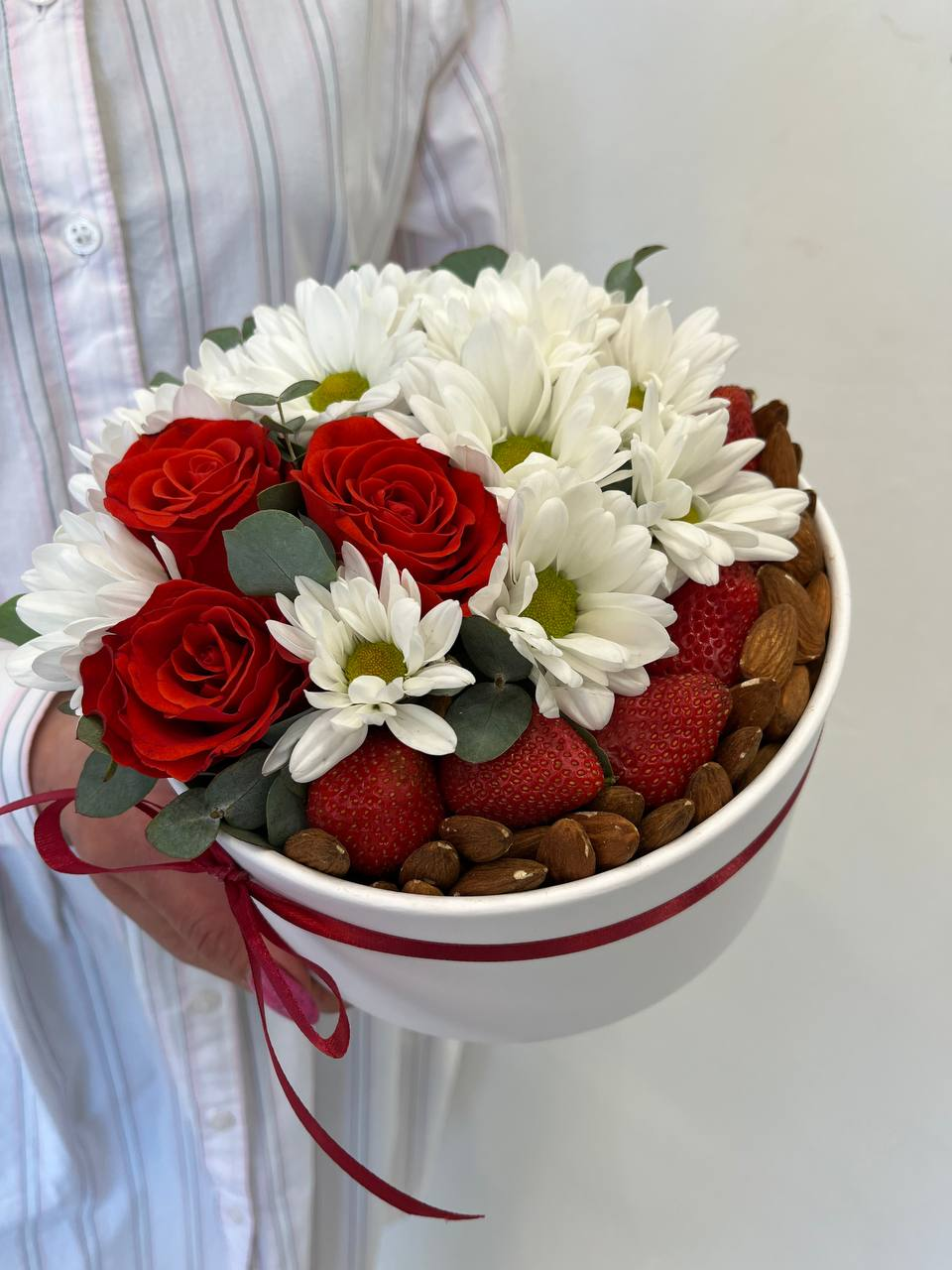 Коробка из фруктов и красных роз «Июньский вечер» - M (до 35 см)