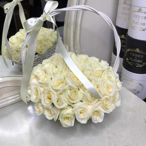 Букет Venus in Fleurs "Белые розы", в корзине, 51 цветок, белые розы
