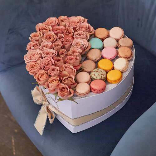 Букет Venus in Fleurs "Кофейные розы", с макаронс, 51 цветок, в форме сердца