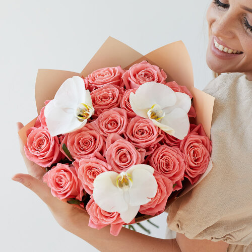 Букет Venus in Fleurs, розы и орхидеи, 19 штук, круглый, розовый, 60 см, обертка