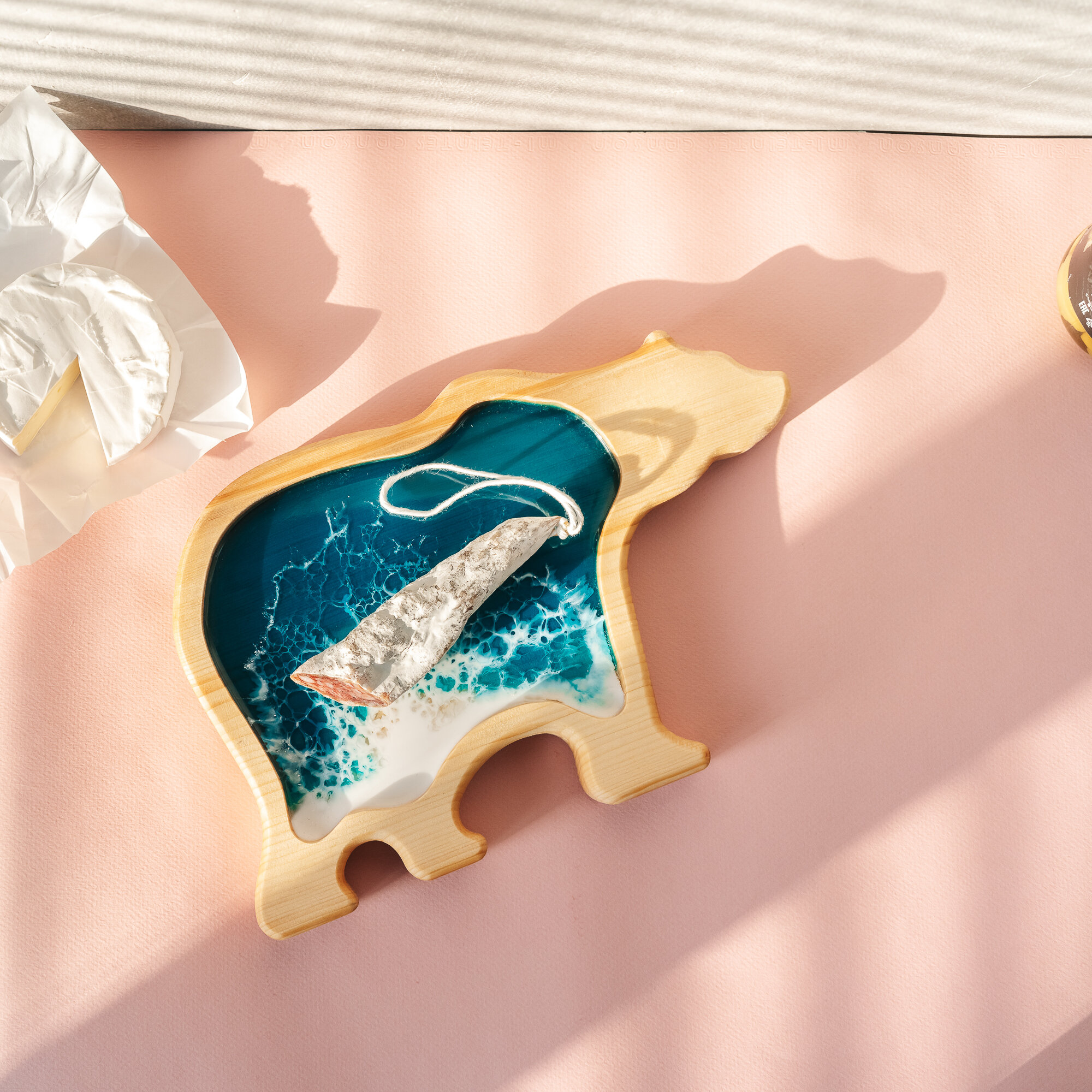 Деревянная менажница, блюдо с секциями из кедра с эпоксидной смолой. MG47