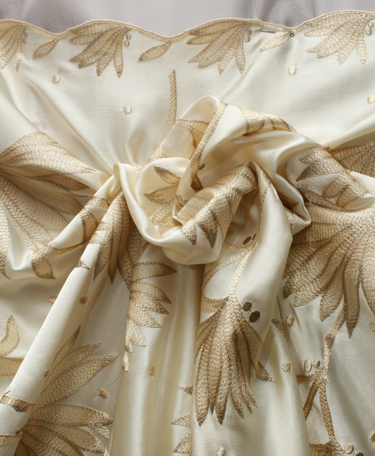 Ткань Вышивка бежевая на молочном атласе, ш140см, 0,5 м