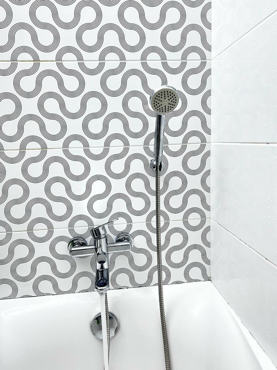 Cмеситель для ванны и душа из латуни с лейкой и шлангом H30002 цвет хром