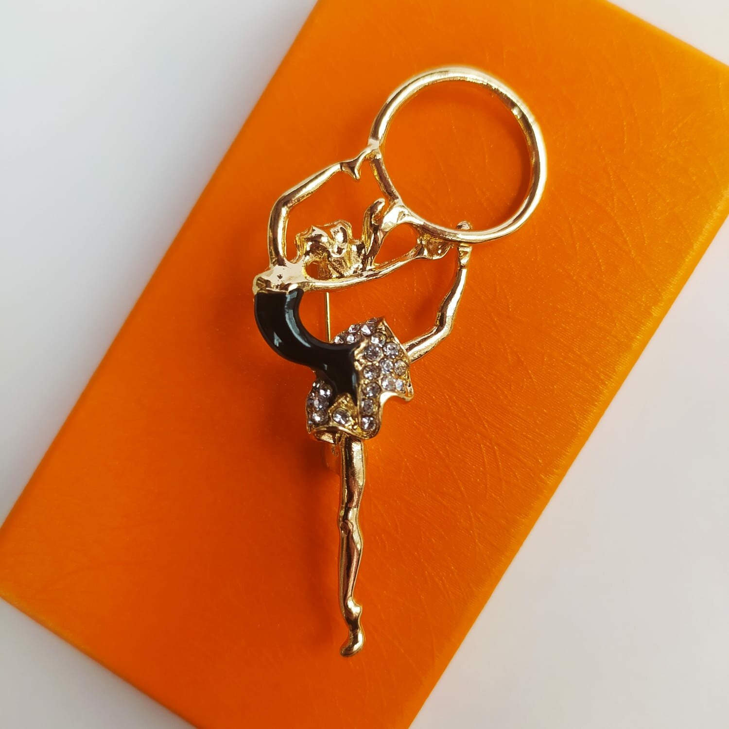 Брошь, стразы, эмаль