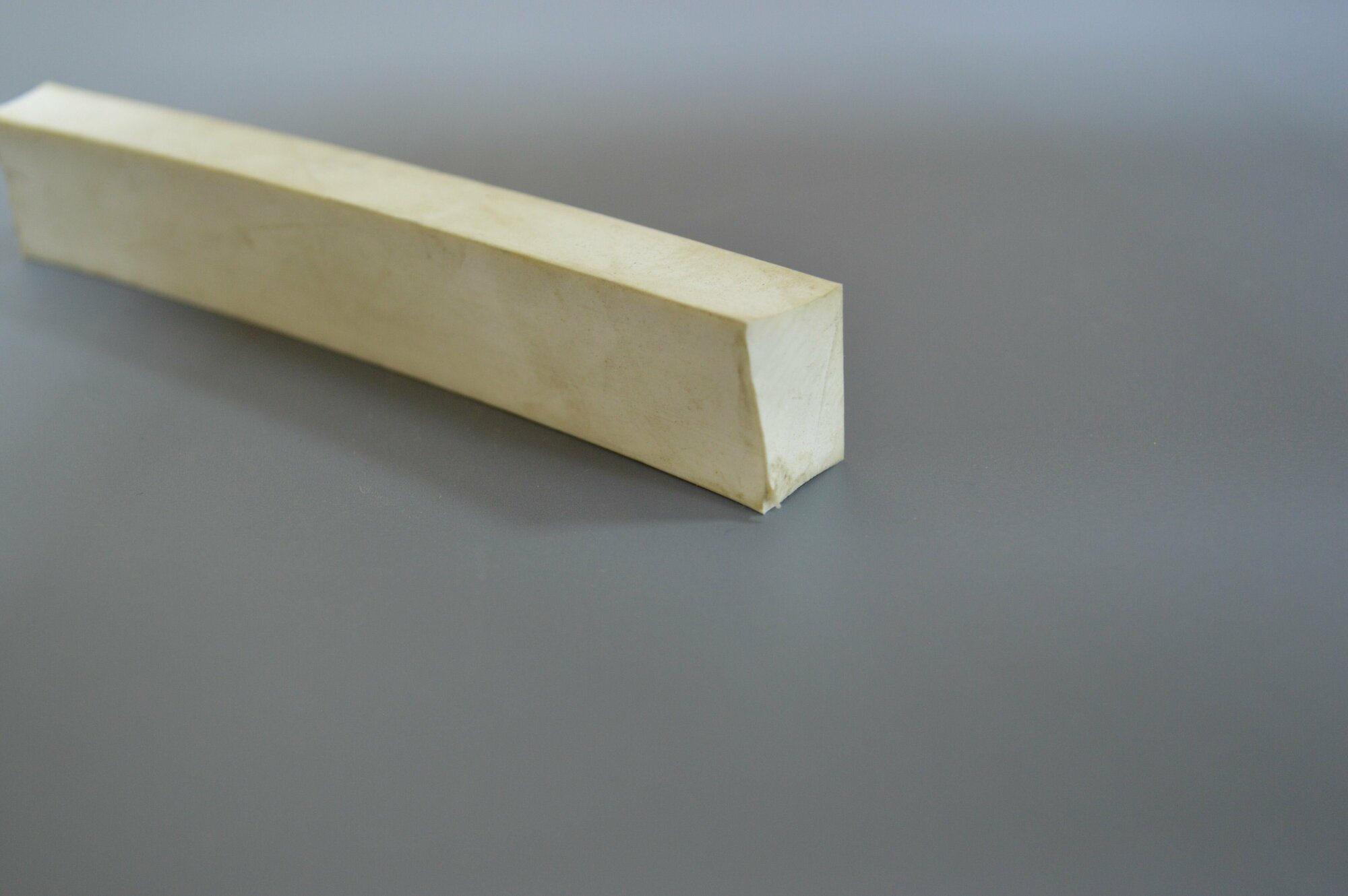 Шнур уплотнительный из вакуумной резины светлый размер 15х30 мм, длина 1 метр