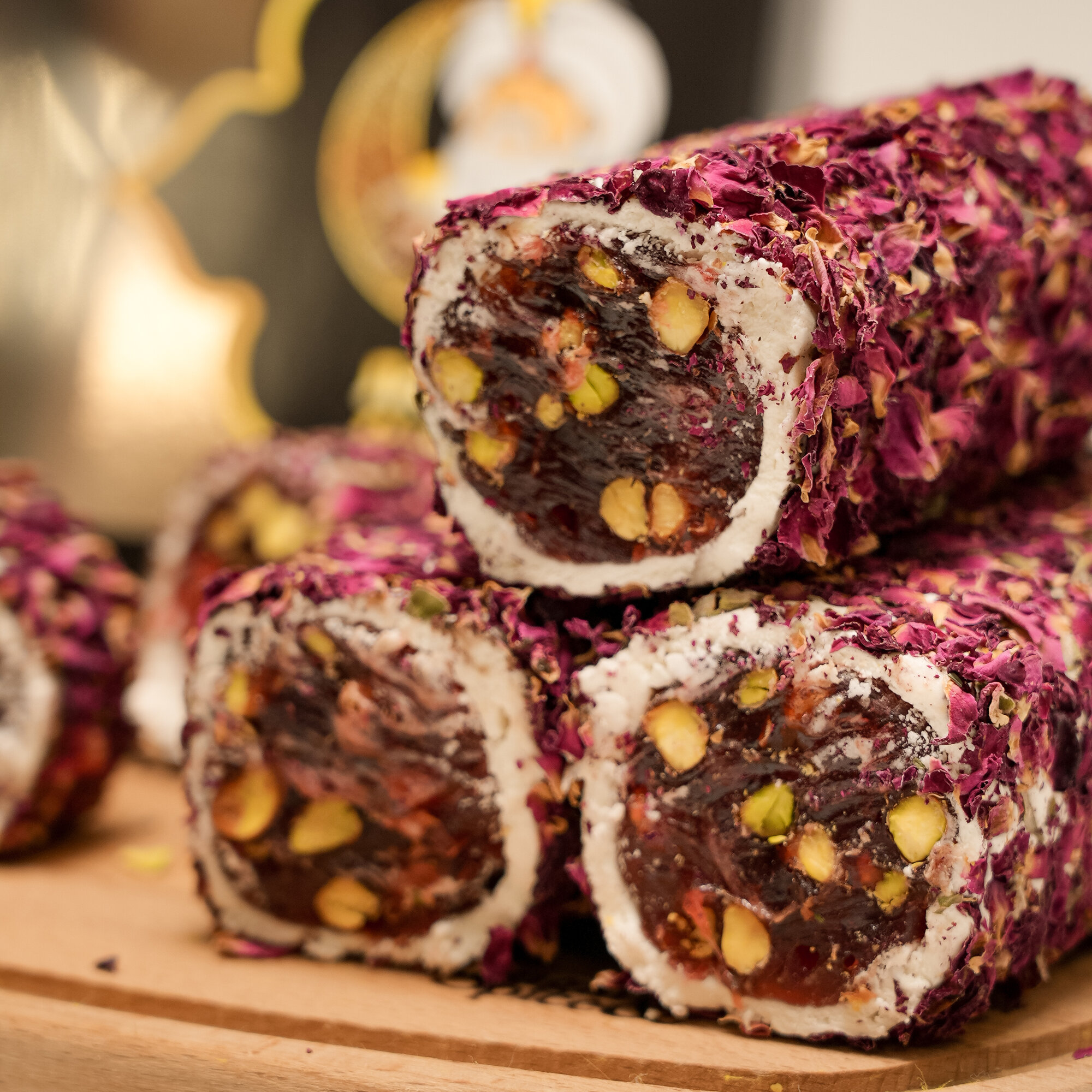 Лукум гранат с фисташками в лепестках роз и молочной прослойкой 500 гр. Турция