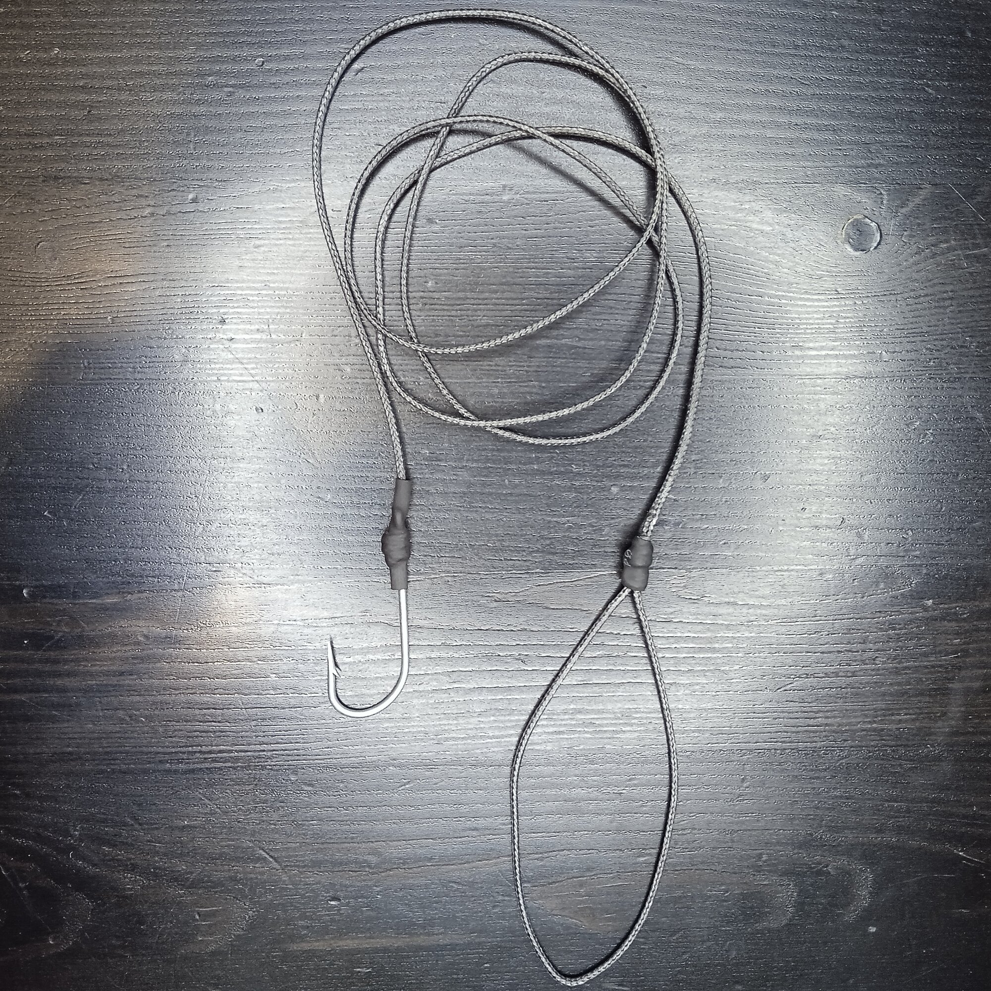 Поводки с мастеровыми крючками на сома, щуку, судака, налима. Длинна 5 см, толщина 1.8 мм, цвет коричневый (набор 10 шт)