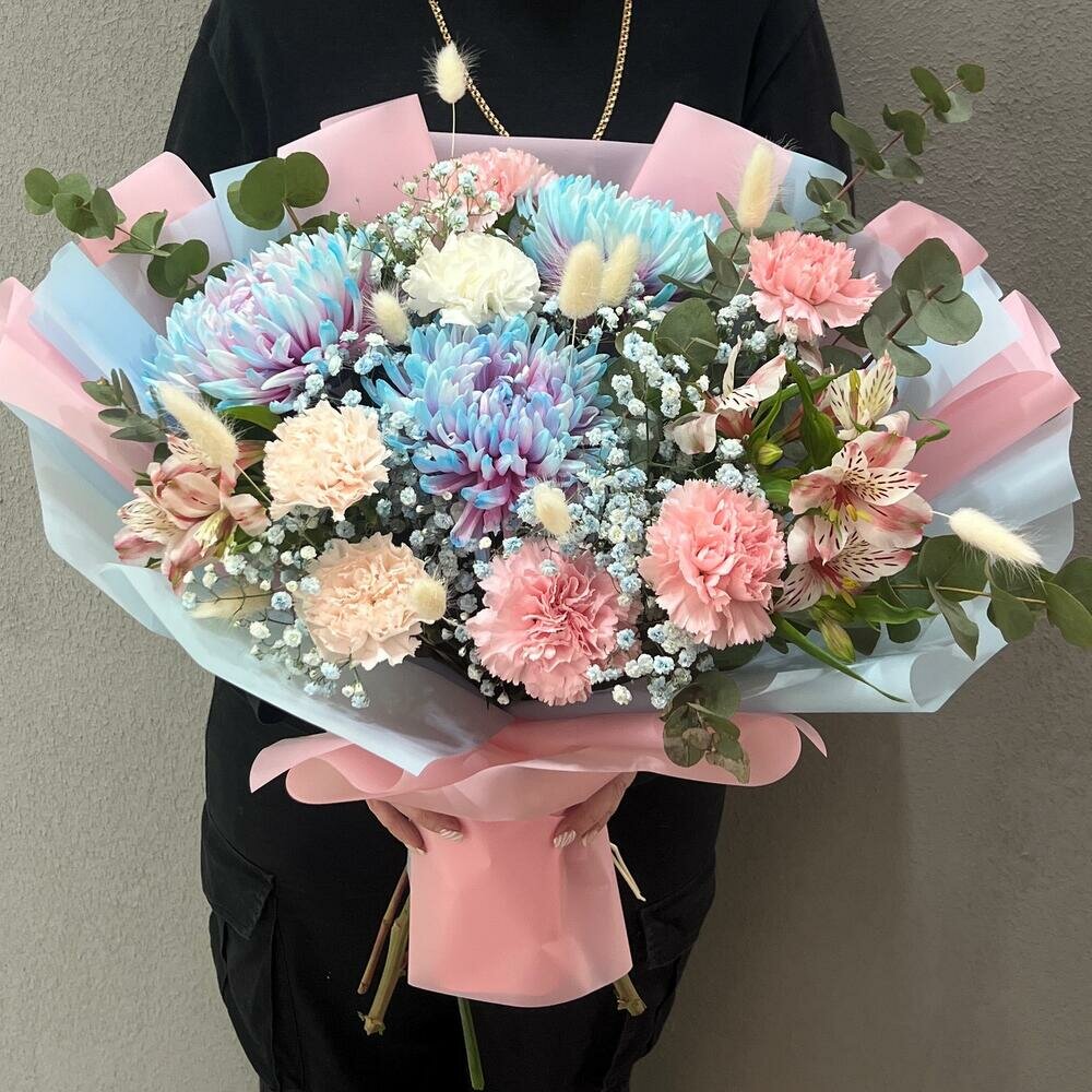 Букет из хризантем, альстромерии и эвкалипта